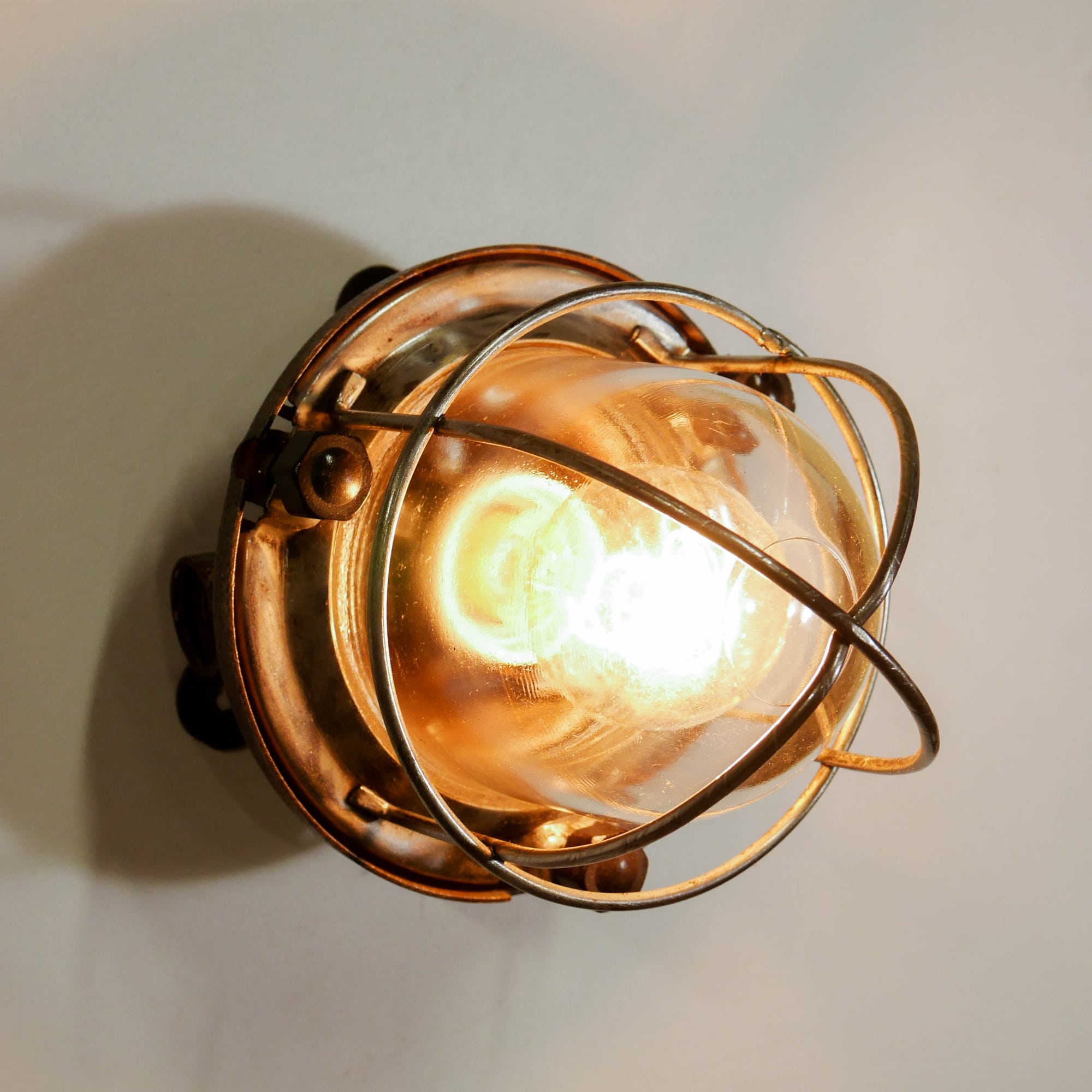 applique ronde grillagée fixation bakelite anciellitude - Anciellitude